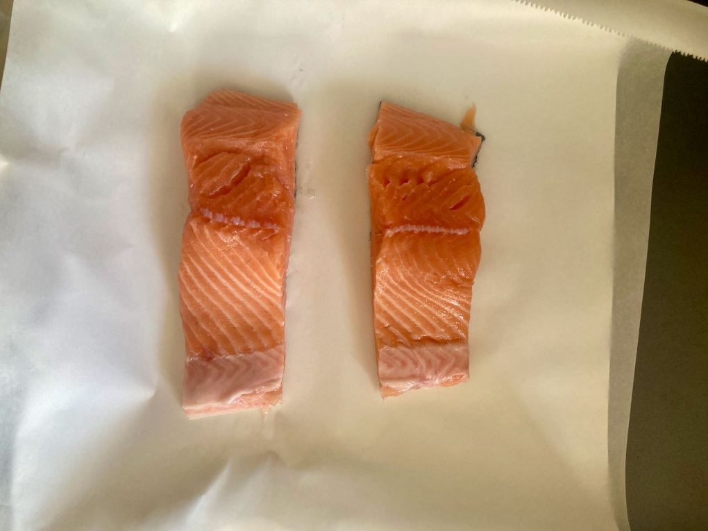 Lemon and garlic crusted salmon | Easy Clean Eats